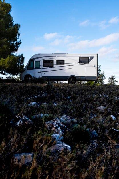 Moderna Autocaravana En Un Parque De Estacionamiento Natural Con Cielo Azul De Fondo Concepto De