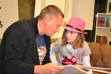 Още една звездна абитуриентка Дъщерята на Георги Господинов с уникална ретро визия на бала си