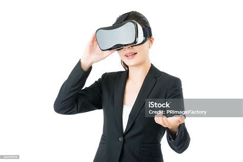 Vr 헤드셋 안경으로 아시아 비즈니스 우먼 프리젠 테이션 프로젝트 3차원 형태에 대한 스톡 사진 및 기타 이미지 3차원 형태 가상현실 시뮬레이터 계획 Istock