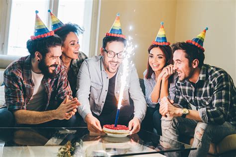 젊은 남자 친구와 함께 생일을 축 하 하면서 생일 케이크를 보고 흥분 가정 생활에 대한 스톡 사진 및 기타 이미지 가정 생활 기념일 노인 Istock