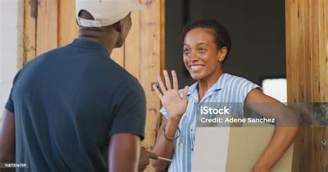 배달 패키지 여성 전자 상거래 및 온라인 쇼핑 상자가 있는 집에서 손을 흔든다 집 우편 배달원 그리고 물류 업계 종사자를 위한 행복한 인사와 환영 인사를 전하는 여성 손