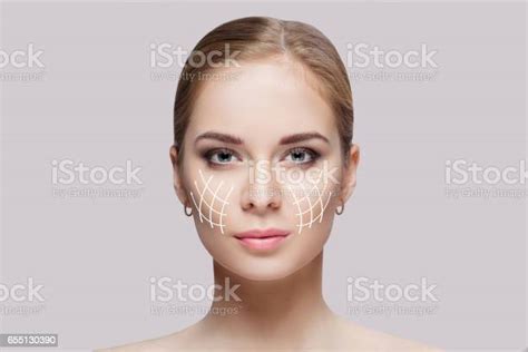 회색 배경 근접 촬영에 녹색 눈을 가진 아름 다운 젊은 여자의 전면 초상화 깨끗 한 피부를 가진 여자 개념에 대한 스톡 사진 및