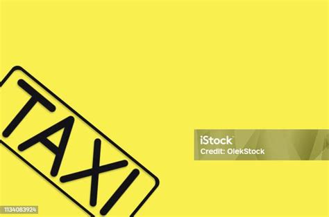 노란색 배경에 검은 종이를 잘라 검은 색의 프레임 단어 택시 평면도 여행의 개념입니다 복사 공간 검은색에 대한 스톡 사진 및 기타 이미지 Istock