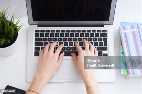 사무실 책상에 앉아 노트북 손에 손을 가까이 입력하는 사업가 위에서 볼 수 있습니다 가까운에 대한 스톡 사진 및 기타 이미지 가까운 경영자 교육 Istock