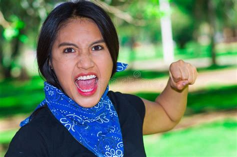 El Retrato De La Mujer Enfadada Enojada Que Le Pregunta Que Habla Conmigo Usted Me Significa