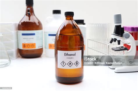 Etanol En Botella Químico En El Laboratorio Y La Industria Foto De