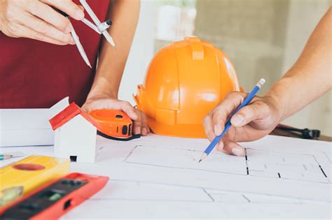 개념 건축가 엔지니어 들고 펜 빈티지 석양 빛 청사진 사무실에서 책상에 포인팅 장비 건축가 선택적 초점 개념에 대한 스톡 사진 및 기타 이미지 Istock