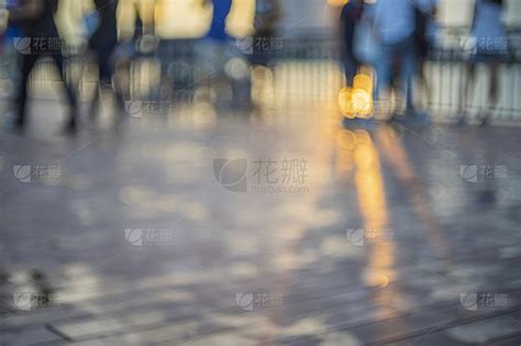 城市人抽象的背景模糊动作日落