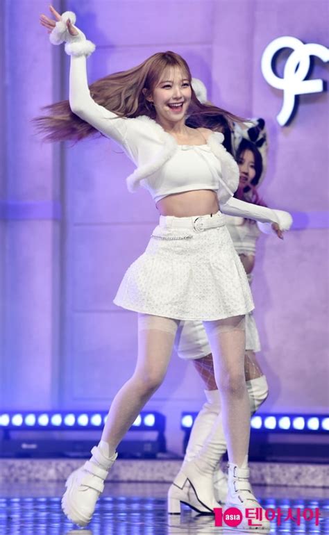 Ten 포토 프로미스나인 백지헌 막내의 아름다운 미소 텐아시아