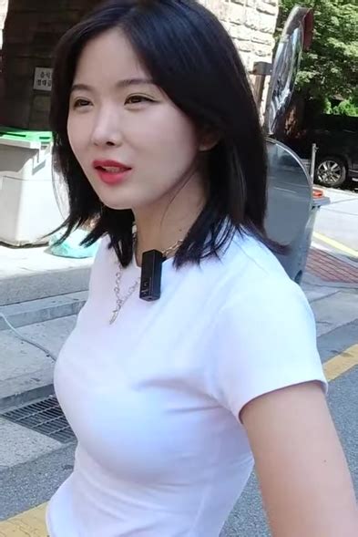 타이트한 상체 핏 조현영 움짤