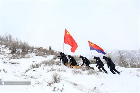 新疆富蕴天气寒冷 民警踏雪巡边确保边境安全 IC photo