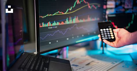 컴퓨터 앞에서 리모컨을 들고 있는 사람 사진 Unsplash의 무료 전시 이미지