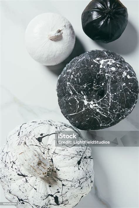 페인트 뿌려 놓은 것 요과 장식 검은색과 흰색 할로윈 호박의 상위 뷰 0명에 대한 스톡 사진 및 기타 이미지 0명 10월 가을 Istock