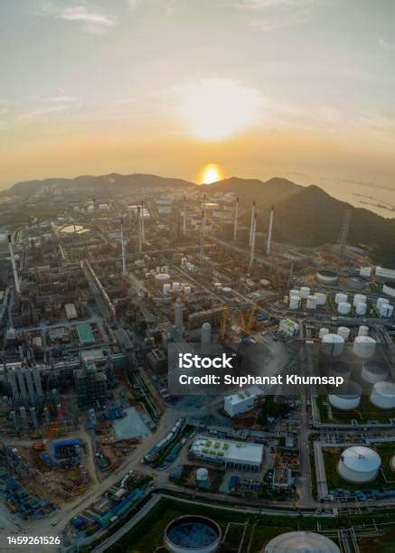 정유 공장 가스 화학 장비 금지 수입 수출 개념 원유 정유 공장 강철 펌프 파이프 라인 및 굴뚝 및 냉각탑 화학 또는 석유 화학 공장 공장 산업 0명에 대한 스톡 사진 및