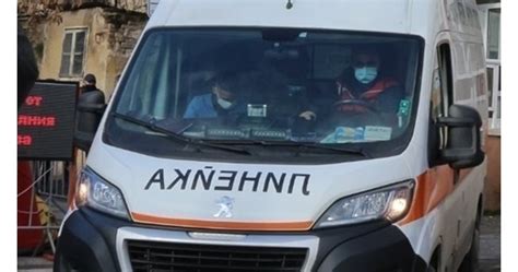 Оставиха бебе до контейнер в село Водно