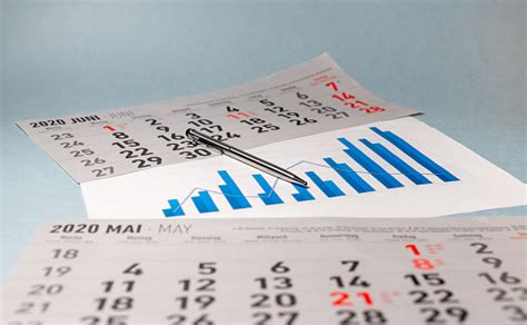 파란색 테이블에 달력 시트와 파란색 색상의 성장차트 그래프 다이어그램에 실버 펜 데이터 분석 개념 0명에 대한 스톡 사진 및 기타 이미지 Istock