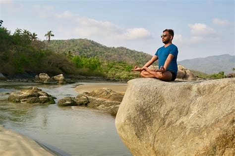 힌두 인도 남자 연습 연꽃 포즈 락 워터스에 지 팔 롤 렘 비치 고아 인도 T 셔츠에 대한 스톡 사진 및 기타 이미지 Istock