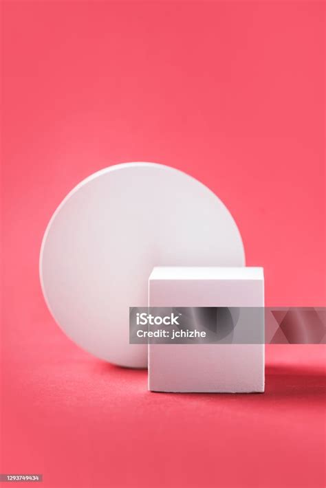 파스텔 레드 배경의 제품을 위한 추상적인 빈 기하학적 모양 연단 공간을 복사합니다 분홍색 배경에 흰색 큐브 광고를 위한 받침대 템플릿 트렌디 한 미니멀 컨셉 모의 0명에