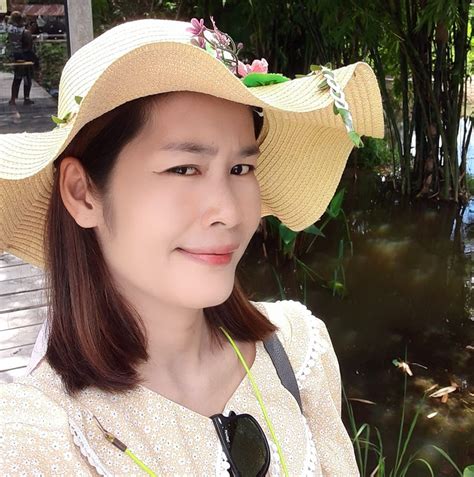 สาว อร อาบน้ำนอกบ้านเย็นสบาย ติดกระแส เปิดการมองเห็น Facebook