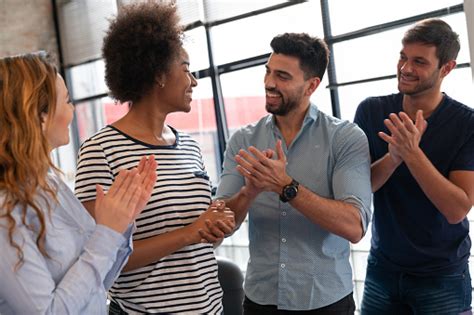 젊은 다양 한 그룹은 그녀의 성공을 축 하 하는 공동 노동자를 박수 기업 문화에 대한 스톡 사진 및 기타 이미지 기업 문화 기업 비즈니스 남성 Istock