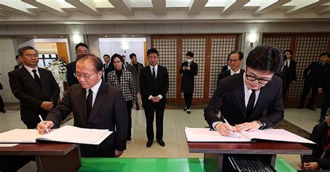 방명록 작성하는 한동훈 비대위원장과 윤재옥 원내대표