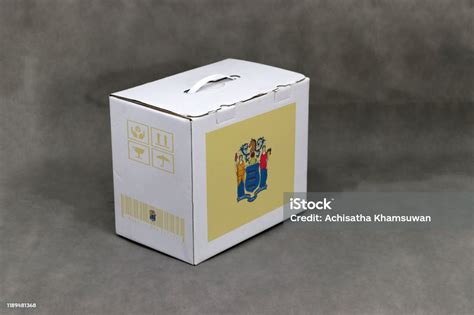 흰색 상자에 뉴저지 플래그와 회색 배경에 깨지기 쉬운 기호와 상태 플래그 바코드 뉴저지에서 수출 거래의 개념 개념에 대한 스톡