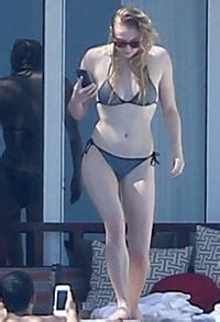 Sophie Turner Flaunts Her Milky White Ass In A Bikini