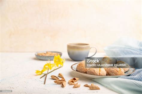 아몬드 쿠키와 흰색 콘크리트 배경과 파란색 린넨 섬유에 커피 한 잔 측면 보기 복사 공간 선택적 초점 탁자에 대한 스톡 사진 및