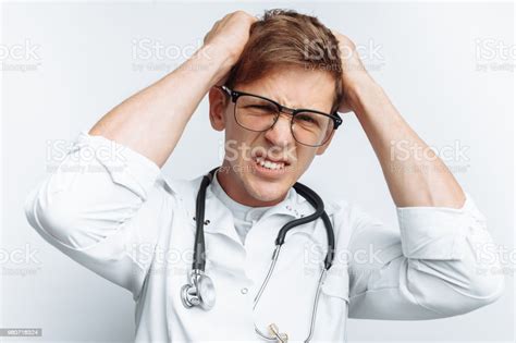 광고 텍스트 삽입 목에 청진 기로 두통 스튜디오 연수생을 묘사 하는 흰색 바탕에 젊은 의사의 초상화 가득 찬에 대한 스톡 사진 및 기타 이미지 Istock