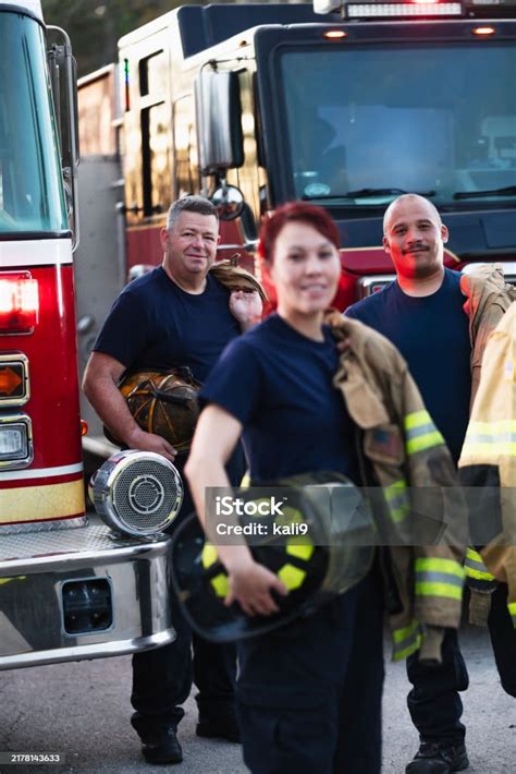 카메라를 향해 미소 짓는 세 명의 소방관으로 구성된 다인종 그룹 3 명에 대한 스톡 사진 및 기타 이미지 3 명 30 34세 40 44세 Istock