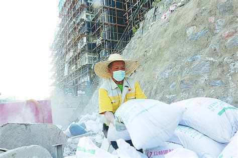 烈日下的坚守用汗水筑就城市之美 A05版－半岛晨报数字版