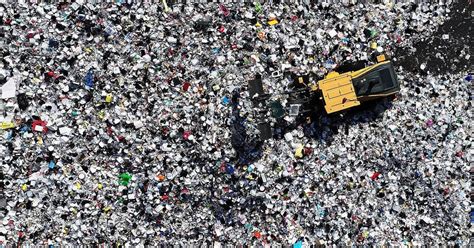 환경의 날 가득 쌓인 플라스틱 쓰레기