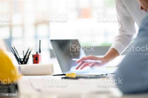 스타일러스 펜을 들고 여자 손의 총과 사무실에서 그녀의 팀과 함께 새로운 프로젝트에 대 한 작업 개념에 대한 스톡 사진 및 기타 이미지 Istock