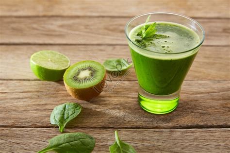 Detox Green Juice Cleansing Recipe With Kiwi Lemon Cucumber And Spinach