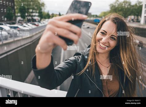 Frau Fotografieren Auf Handy Stockfotos Und Bilder Kaufen Alamy