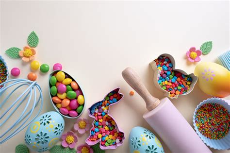 베이킹 및 요리 개념 쿠키 커터 거품기 롤러 핀 및 과자를 만들기위한 주방 베이킹 도구 휴일 베이킹 스틸 라이프의 상단보기 달콤한 조리법 요리 책 부활제에 대한 스톡 사진