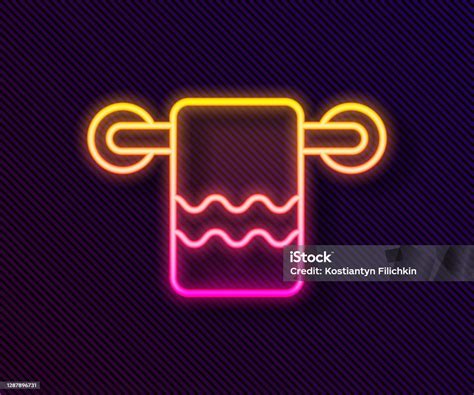 검은 색 배경에 고립 된 행거 아이콘에 빛나는 네온 라인 타월 욕실 수건 아이콘 벡터 가정 생활에 대한 스톡 벡터 아트 및 기타 이미지 가정 생활 가정의 방 건조한