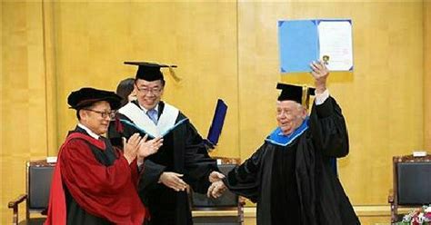 부산대 세계적 투자가 짐 로저스 회장에 명예박사 학위 수여