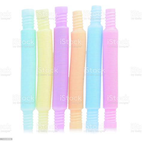 흰색 배경에 고립 된 팝 튜브 인기 있고 감각적 인 항 스트레스 장난감 어린이를위한 골판지 튜브 새로운 트렌드 스트레스 해소 개념 무지개에 대한 스톡 사진 및 기타 이미지