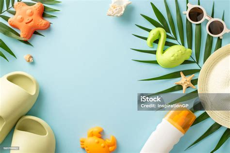 휴가 개념에 아이를 위한 재미있는 활동 슬리퍼 파나마 선글라스 해변 어린이 장난감 복사 공간이 있는 파란색 격리된 배경에 야자수