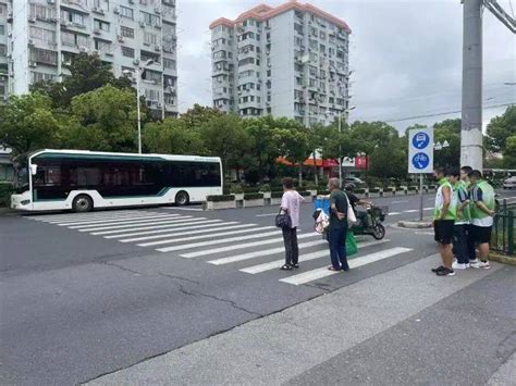 提升居民交通安全意识！他们为营造文明交通环境贡献青春力量活动引导斑马线