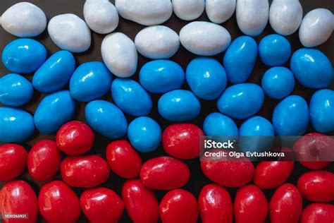 러시아의 국기는 초콜릿에 컬러 달콤한 둥근 초콜릿 땅콩으로 만든 빨간색 파란색과 흰색입니다 Flag Day에 대한 스톡 사진 및