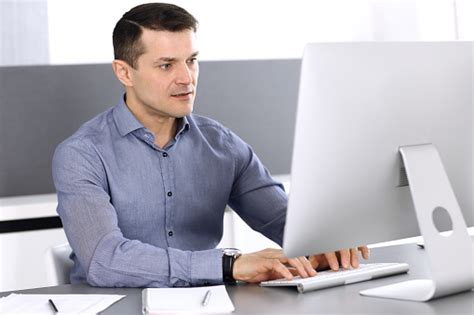 현대 사무실에서 컴퓨터로 작업하는 사업가 직장에서 남성 기업가 또는 회사 이사의 헤드 샷 비즈니스 개념 30 39세에 대한 스톡 사진 및 기타 이미지 Istock