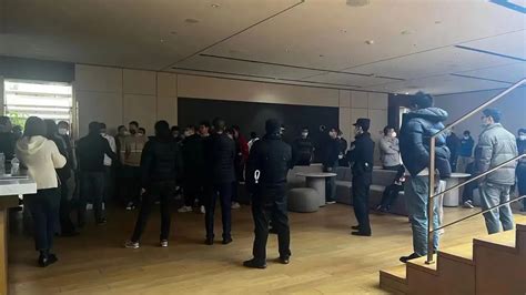 中日政经评论 on Twitter 这是国美讨薪的员工黄光裕归来18个月从打鸡血到万人讨薪基本要进入破产程序这个破时代乱折腾不如躺平