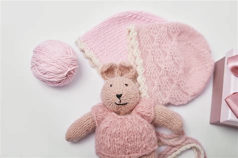 바느질과 뜨개질 취미와 창의력 어린이를위한 니트 니트 장난감 토끼와 모자 수제 장난감 토끼 베이비 캡 원사 실 및 공 0명에 대한 스톡 사진 및 기타 이미지 Istock