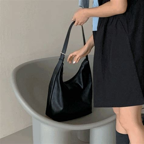 데이 숄더백 대학생 빅숄더백 직장인보부상가방 에이블리