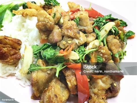 밥을 얹은 바삭한 돼지고기와 바 질을 흰색 바탕에 접시에 튀긴 달걀 볶음 태국 스타일의 음식 거리에 대한 스톡 사진 및 기타 이미지 Istock