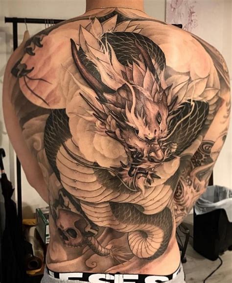 Тату дракона на спине для парней и девушек 36 фото