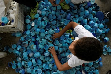 نقاشی با ابزاری عجیب روی دیوار یک شهر دیوار ۲۷۰ متری رنگی‌رنگی را