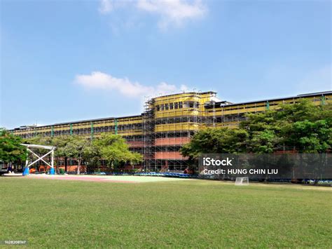 비계 집 학교 건물 고층 개조 오래된 지붕과 지상 재료로 비계 건축 건설중인 건물은 비계로 덮여 있습니다 접지 원근법 0명에 대한 스톡 사진 및 기타 이미지 Istock